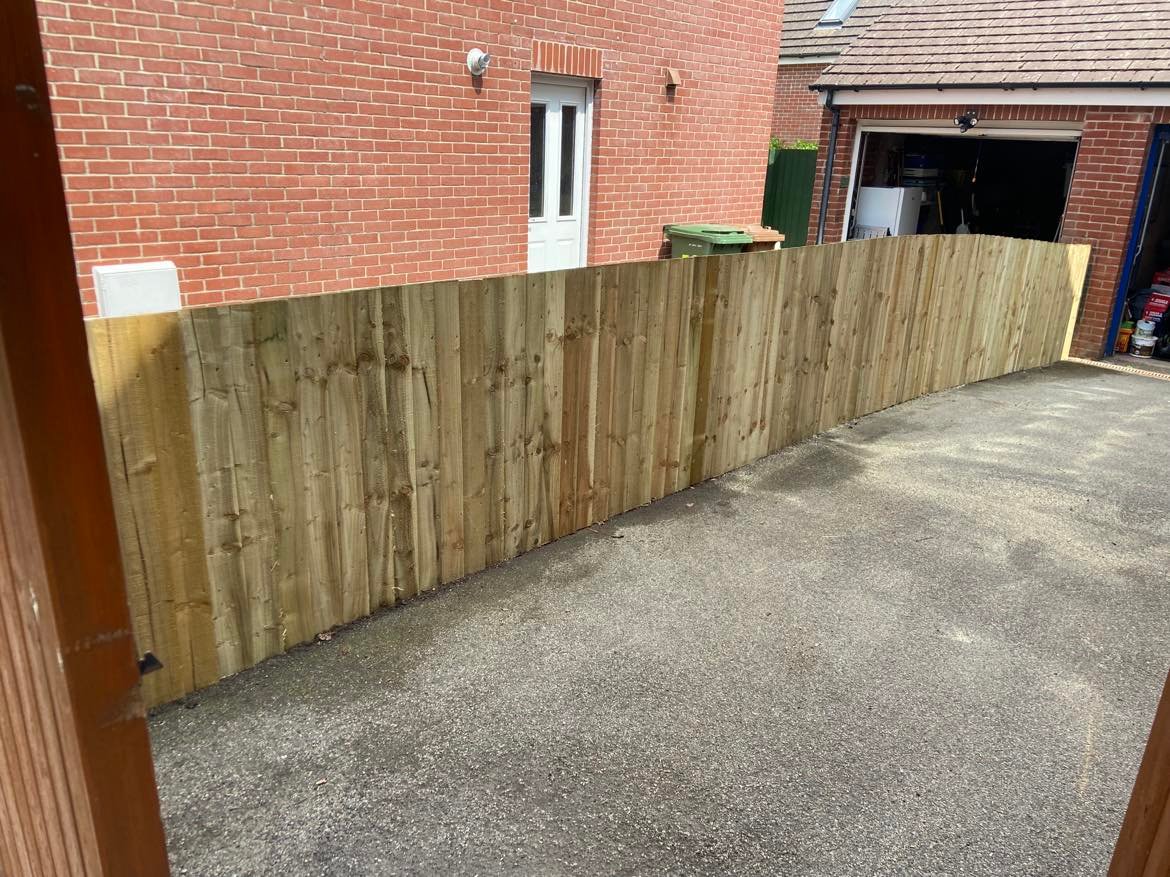 Feather board Fences – SPAREY CONSTRUCTION LTD